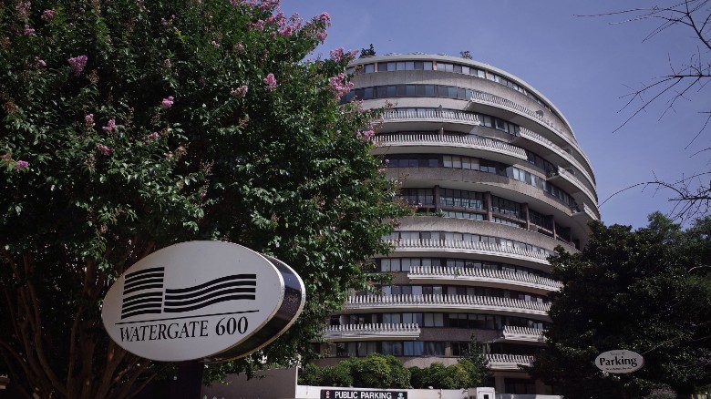 JUNE 17, 1972- 5IVE MEN ARRESTED FOR BREAKING AND ENTERING DEMOCRATIC ...